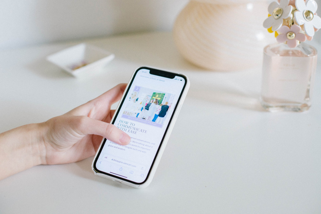 Phone Safety and Etiquette for Teens and Tweens